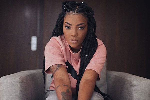 Ludmilla surge de biquíni e exibe detalhes do corpão - SBT