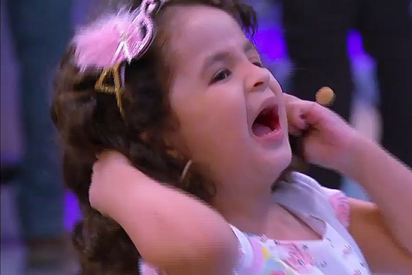 SBT TV | Menina arranca microfone e se nega a cantar no Programa Raul Gil