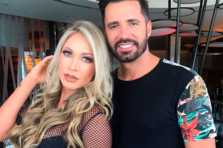 Jéssica Rodrigues aposta em look mega decotado em seu aniversário - SBT