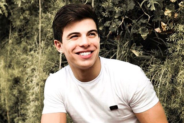 Thomaz Costa curte vida boa com piscina e Ferrari nos Estados Unidos - SBT