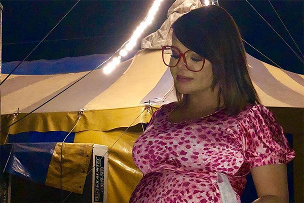 SBT TV | Vai explodir? Valentina pinta o barrigão GG e revela o apelido ...