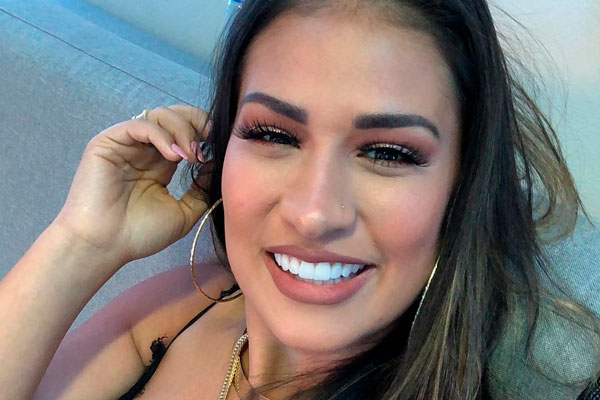 Toda linda de biquíni, Simone se diverte com filho e marido na praia - SBT