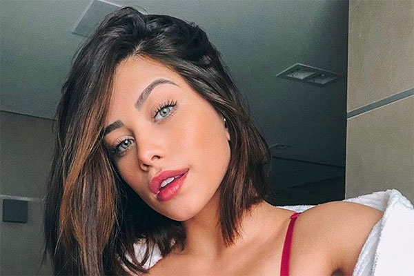 Flavia Pavanelli aposta em look neon com sapato em chamas - SBT