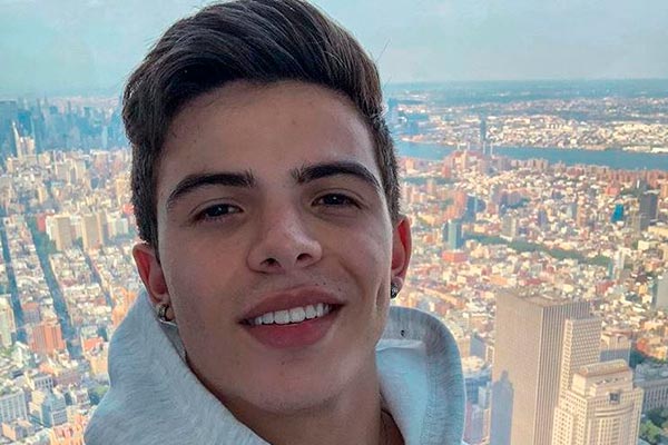 Thomaz Costa posta foto romântica e gera burburinho - SBT