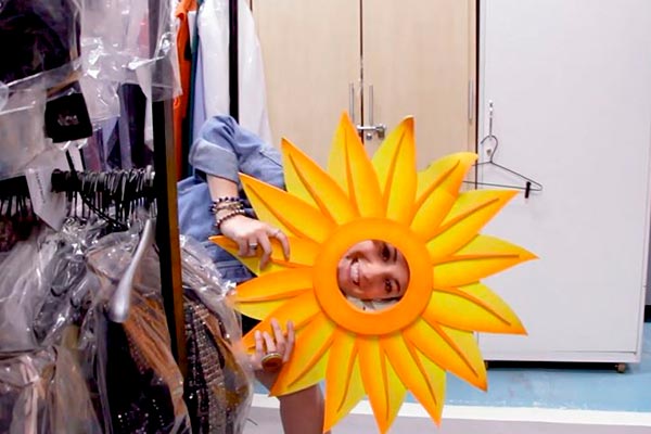 Amanda Trend invade guarda-roupa do SBT e mostra figurinos inusitados - SBT