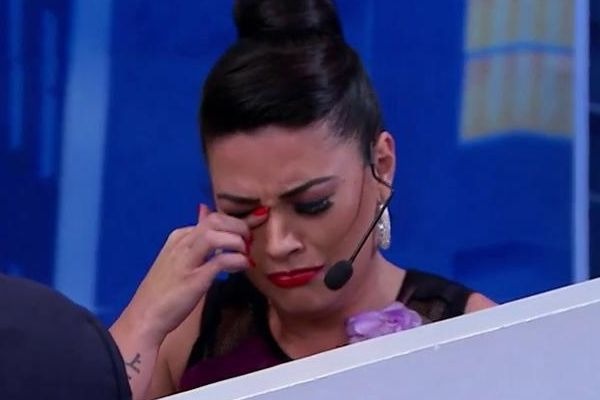 SBT TV | Milene Pavorô se descontrola e chora ao vivo no Programa do ...