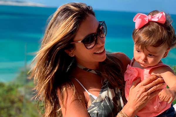 Patricia Abravanel mostra Jane dando os primeiros passinhos - SBT