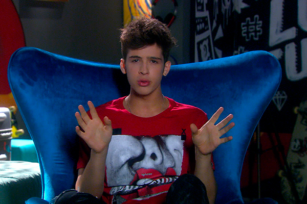 Luca Tuber faz vlog realista e reclama de gente peçonhenta - SBT