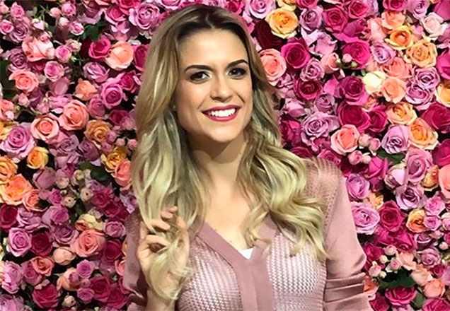 Beca aposta em vestido longo de paetê e encanta internautas - SBT