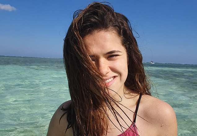 Maisa aproveita que está de férias e vai conhecer o Egito - SBT