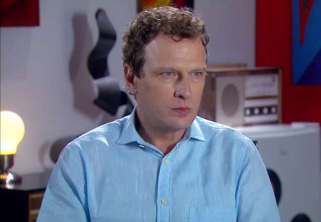 SBT TV | Raul repreende Regina por promover um falso namoro na C1R