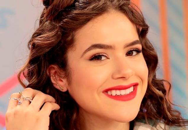 Maisa posa toda produzida e chama atenção para detalhe inusitado - SBT