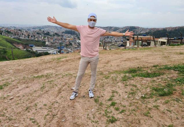 Tiago Barnabé bate 1 milhão de seguidores e doa cestas básicas em ...