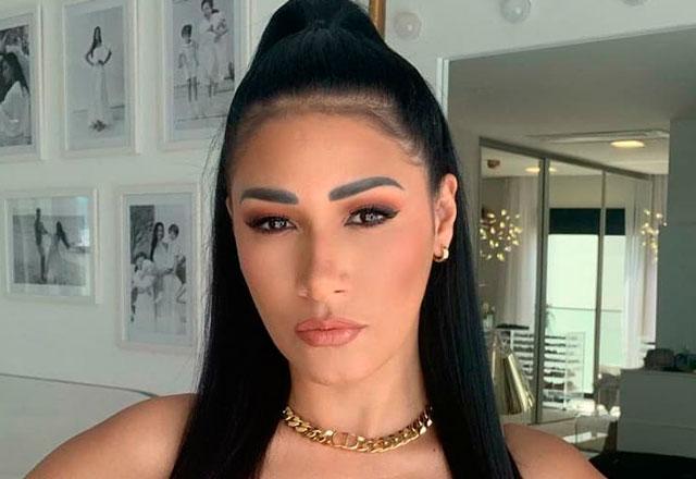 SBT TV | Simaria chama atenção com poses ousadas e body branco decotado