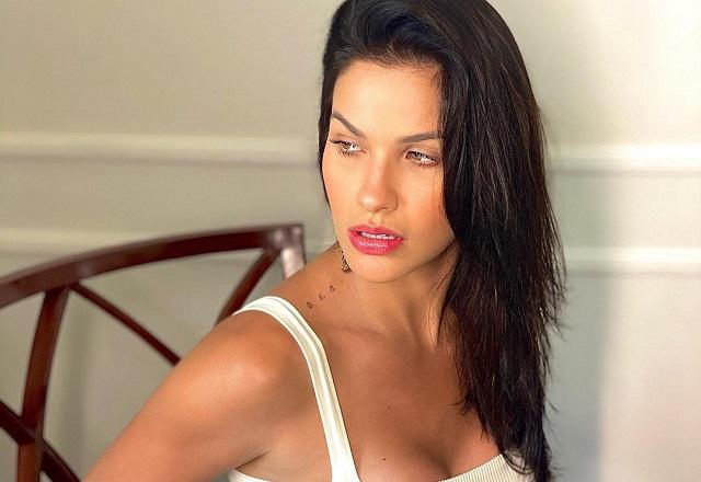 SBT TV | Sensual, Andressa Suita posa com decote generoso em elevador SBT TV | Sensual, Andressa Suita posa com decote generoso em elevador
