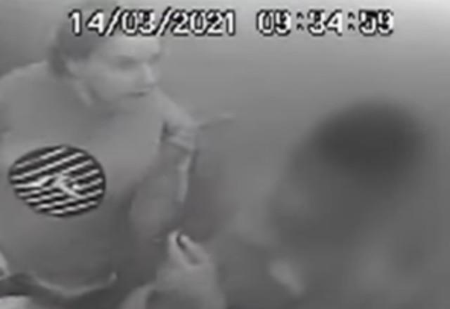 Mulher que bateu em criança autista também agrediu a mãe do garoto ... Mulher que bateu em criança autista também agrediu a mãe do garoto ...
