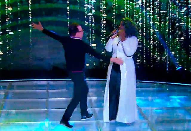 SBT TV | Moacyr se empolga e dança no palco durante apresentação de ...