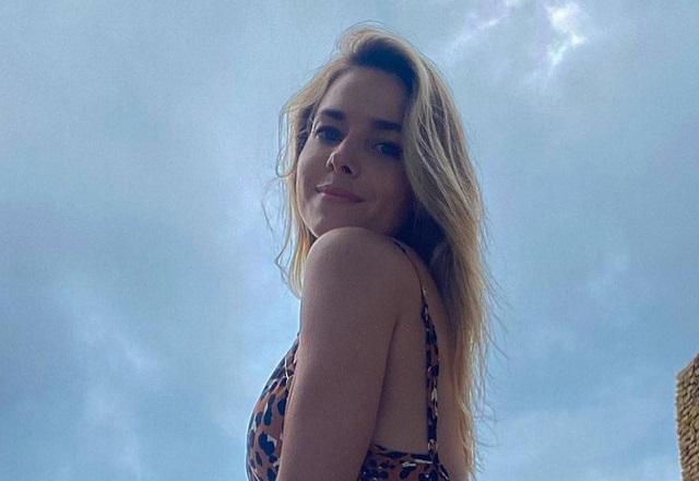 SBT TV | Monique Alfradique posa com maiô cavado e exibe bumbum perfeito