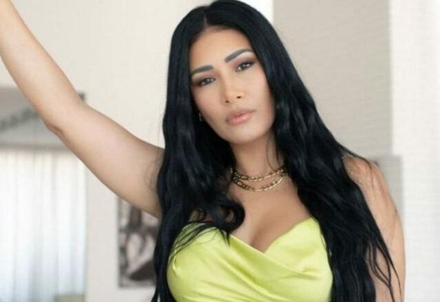 SBT TV | Simaria surge belíssima com decotão e look grifado de R$ 26 mil