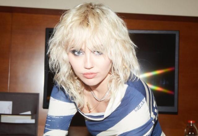 Sbt Tv Miley Cyrus Exibe Bumbum E Aposta Em Calcinha De Renda