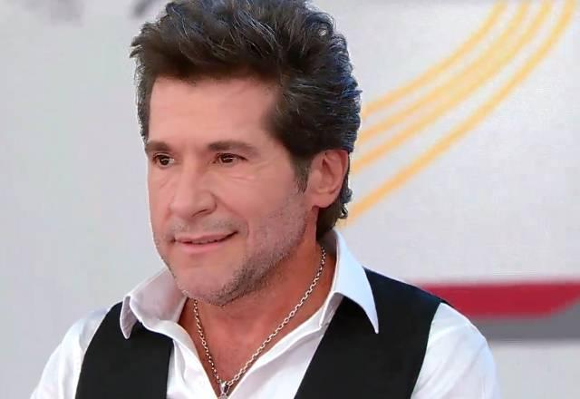 SBT TV | Ao som de \"A Jiripoca Vai Piar\", Daniel dança com salto de 20 cm