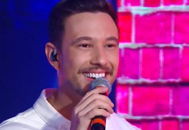 SBT TV | Gabriel Cartolano solta a voz e se surpreende com cantor ...