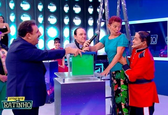 SBT TV | Ratinho se diverte com mulher e dispara: \"Tarada\"