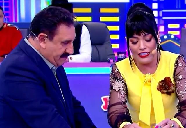 SBT TV | Ratinho manda recado para mãe de Milene Pavorô: \"Para de rezar\"