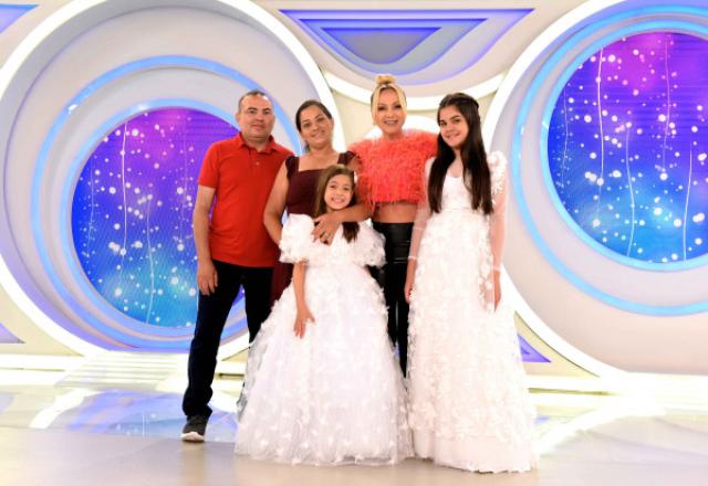 Irmãs emocionam ao soltar a voz no "Dia de Sorte"; assista - SBT