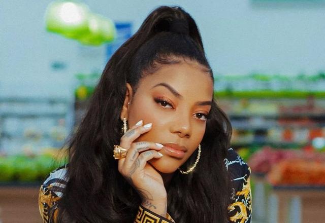 SBT TV | Ludmilla surge de body cavado e deixa pernas nuas