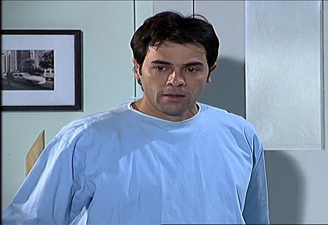 SBT TV | José Armando opera e salva a vida de Lúcio Malaver