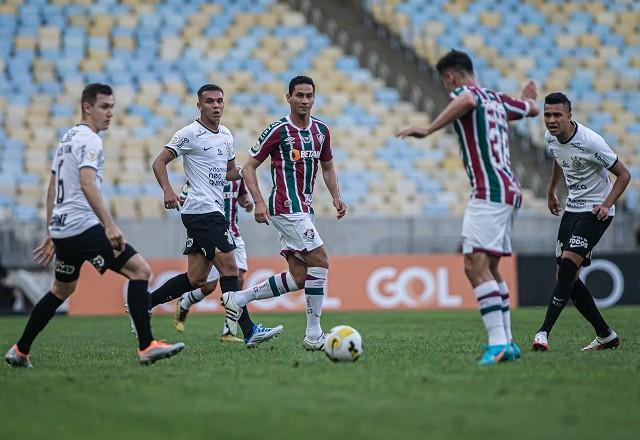 David Braz treina no Fluminense, e Corinthians pode ter Cantillo - SBT