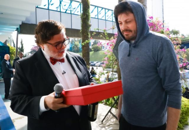 Sbt Tv Danilo Gentili é Pego Desprevenido Em Aniversário Surpresa No
