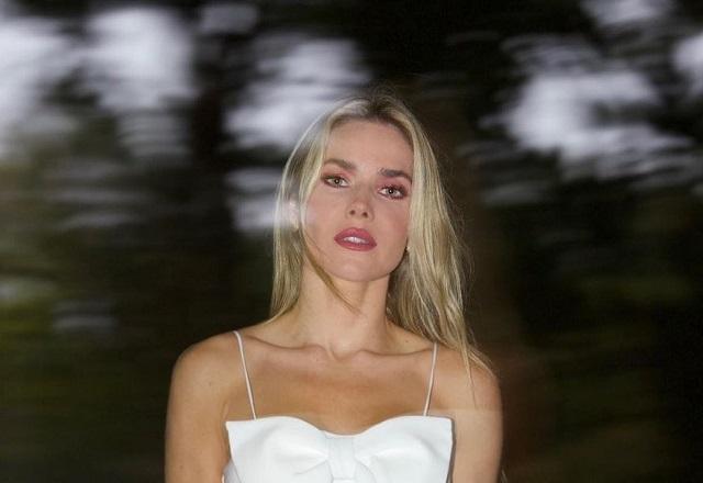 SBT TV | Monique Alfradique posa de biquíni e dá destaque para cinturinha de pilão