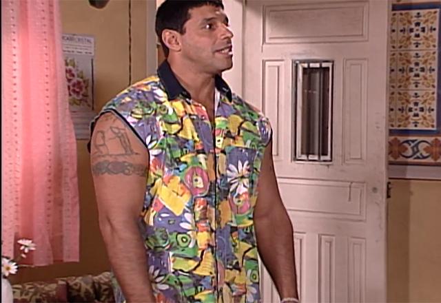 SBT TV | De olho em herança, Mário pede Marisol em casamento