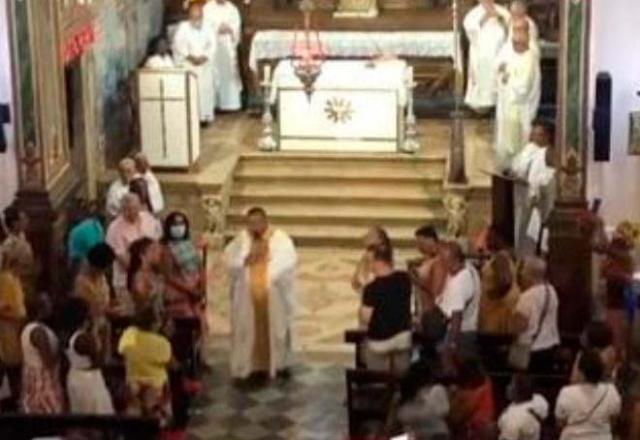 Padre anima missa com hino do Carnaval e viraliza; veja o vídeo - SBT