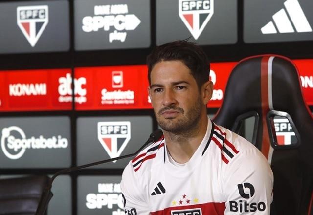 Pato é apresentado como jogador do São Paulo: "Me sinto como aos 18 ...