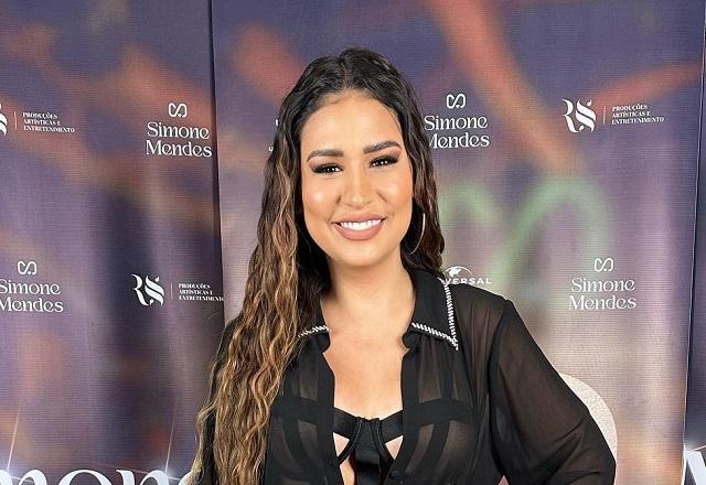 SBT TV | Simone arrasa com decote revelador para show: \"Perfeita\"