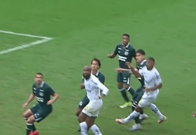 CBF vê erro e afasta árbitro de pênalti polêmico em Santos x Goiás - SBT