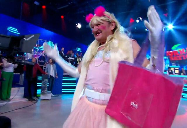 SBT TV | Marquito se fantasia de Barbie e se joga no colo de Ratinho