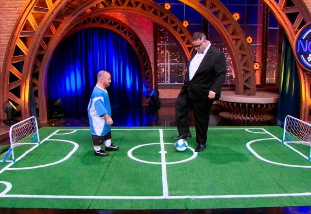 SBT TV | Diguinho Coruja leva surra do Anão Pitoco no futebol