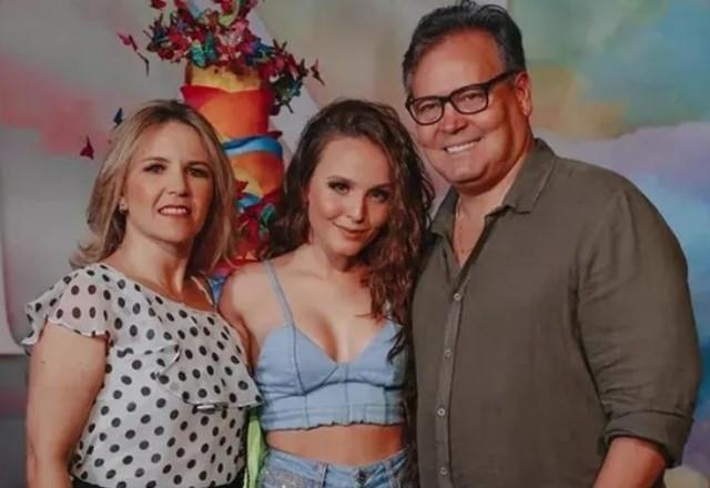 SBT TV | Pais de Larissa Manoela mandam um recado para a filha: \"Que possamos novamente estar ...