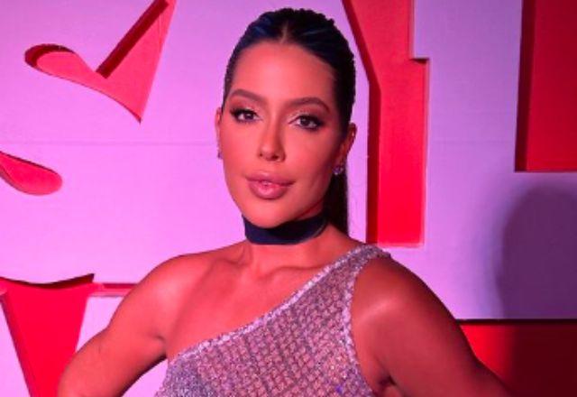 SBT TV | Laís Caldas impressiona ao mostrar antes e depois de lipo LAD