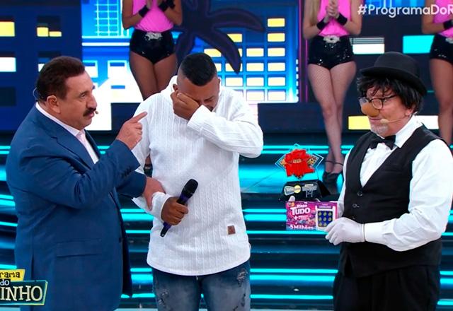 SBT TV | Ratinho oferece emprego em sua rádio para participante