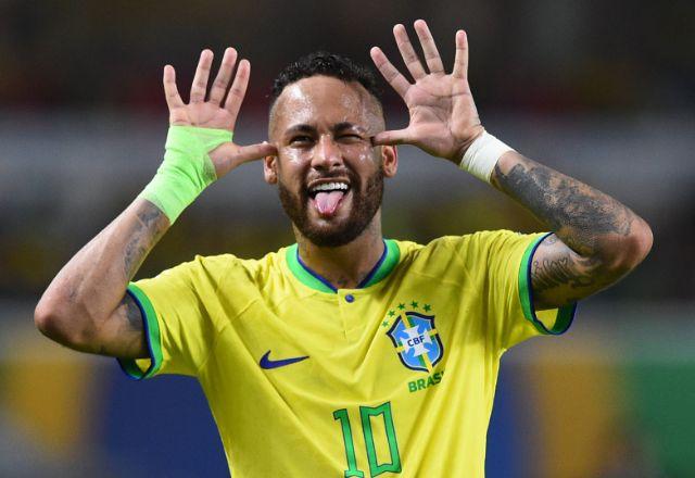 SBT TV | Neymar surpreende ambulante e compra camisas da seleção brasileira