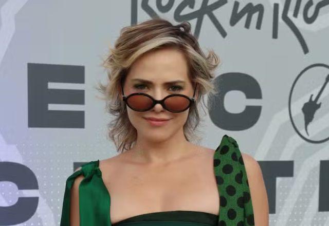 SBT TV | Leticia Colin usa top decotado feito apenas de gravatas no Rock In Rio