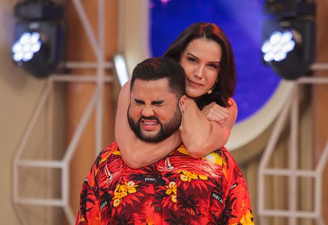 Lucas Guedez desmaia no palco durante luta com Kyra Gracie - SBT