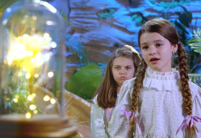 Nesta quinta-feira (27), Lavínia tenta tocar na flor de Anna - SBT