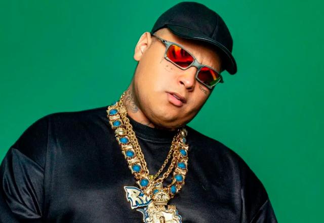 SBT TV | MC Ryan SP ostenta ao posar sem camisa com maço de dinheiro