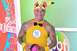 SBT TV | Popó surpreende e aparece vestido de Pikachu no SBT Folia
